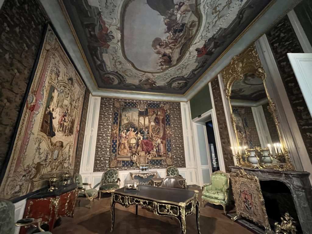 Touring the Louvre Museum in Two Hours | Urban Vibe